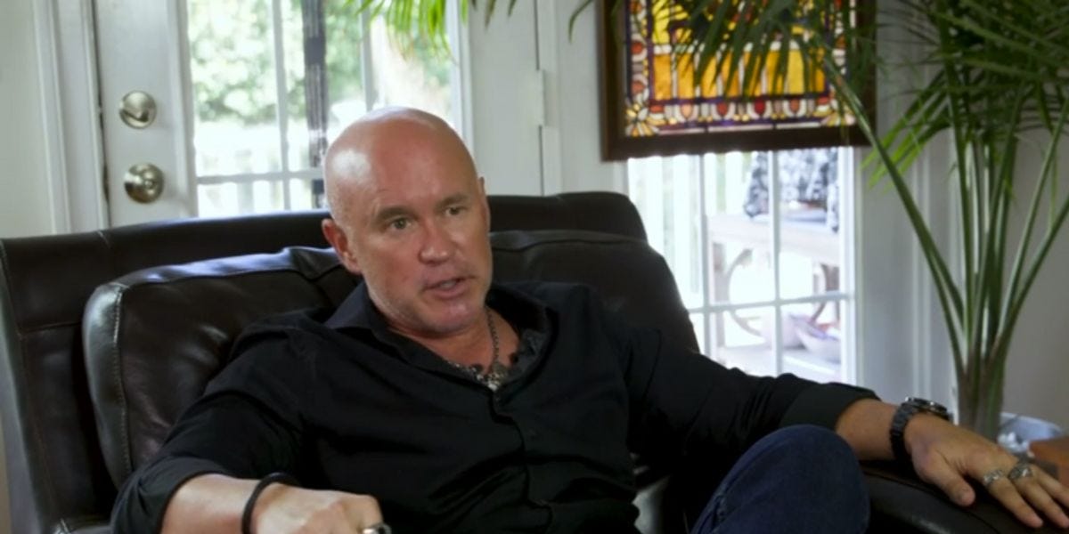 Dr. David Martin onthult wie achter de schermen aan de touwtjes trekken ...