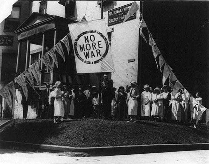 USA: Como o Pacifismo Leva à Guerra - by Heitor De Paola