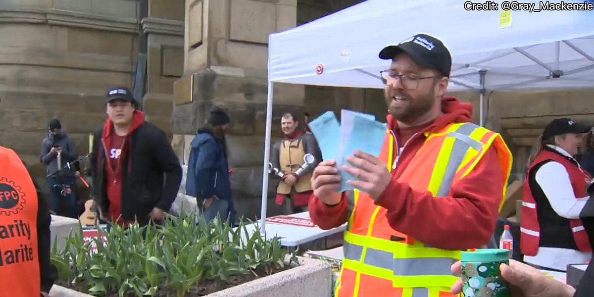 Watch: A video shows Ottawa Bylaw officers issuing several $615 tickets ...