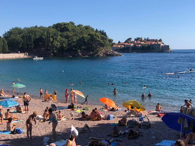 Vonat, tenger, kata - by Bukovics Martin and Illés Gergő