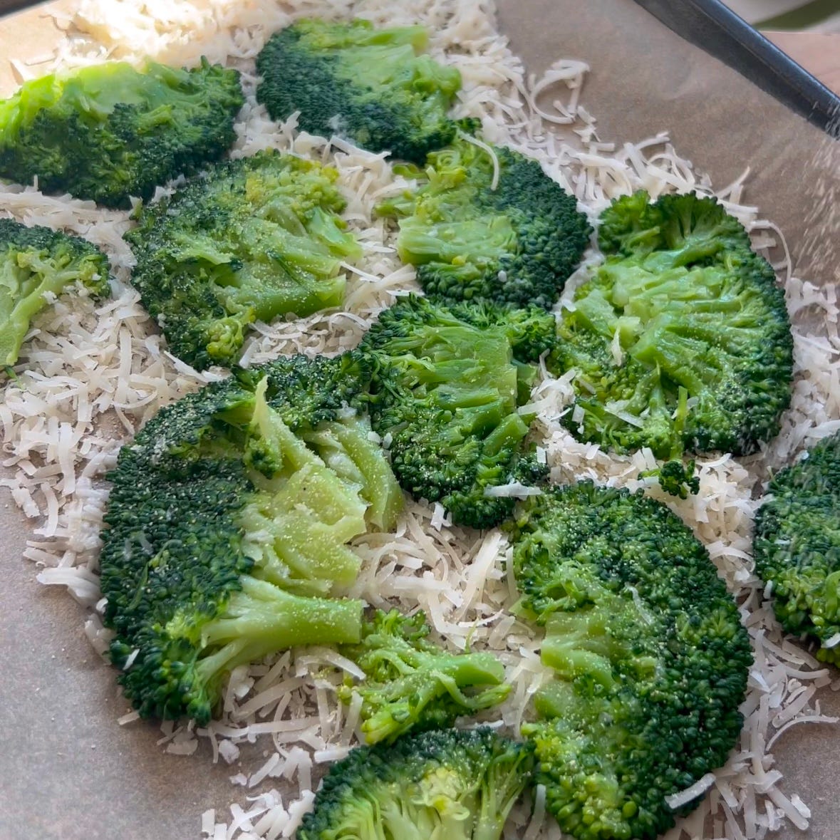 PARMESAN BROCCOLI CHIPS 🥦 - Recipes by Victoria