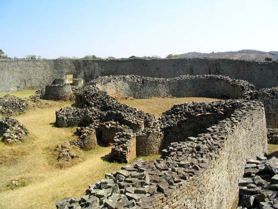 Stone palaces in the mountains : Great Zimbabwe and the ruined cities ...