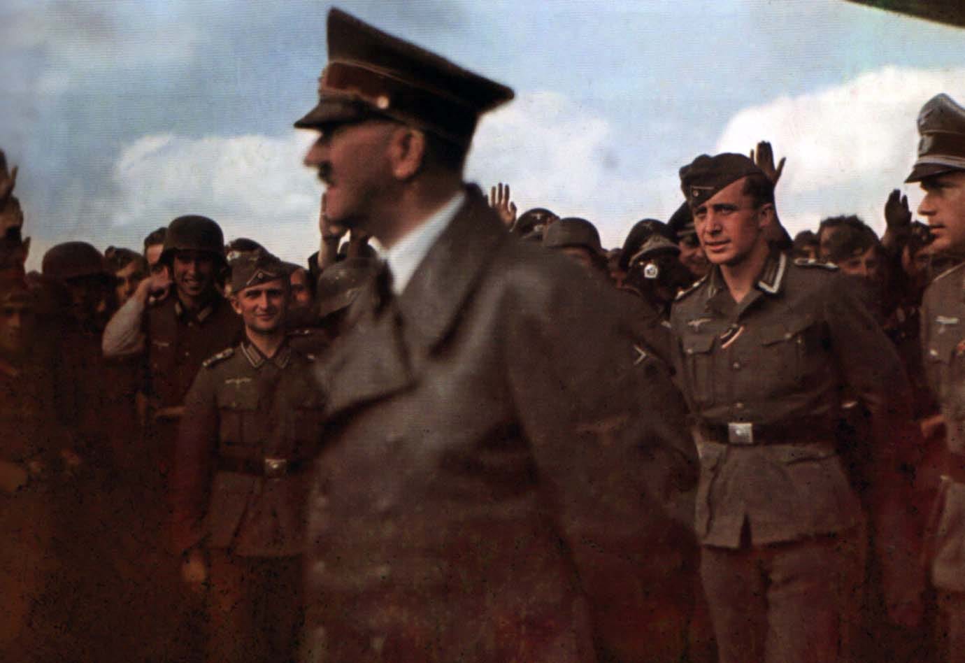 Hitler's War in Pictures - by Martin Cherrett