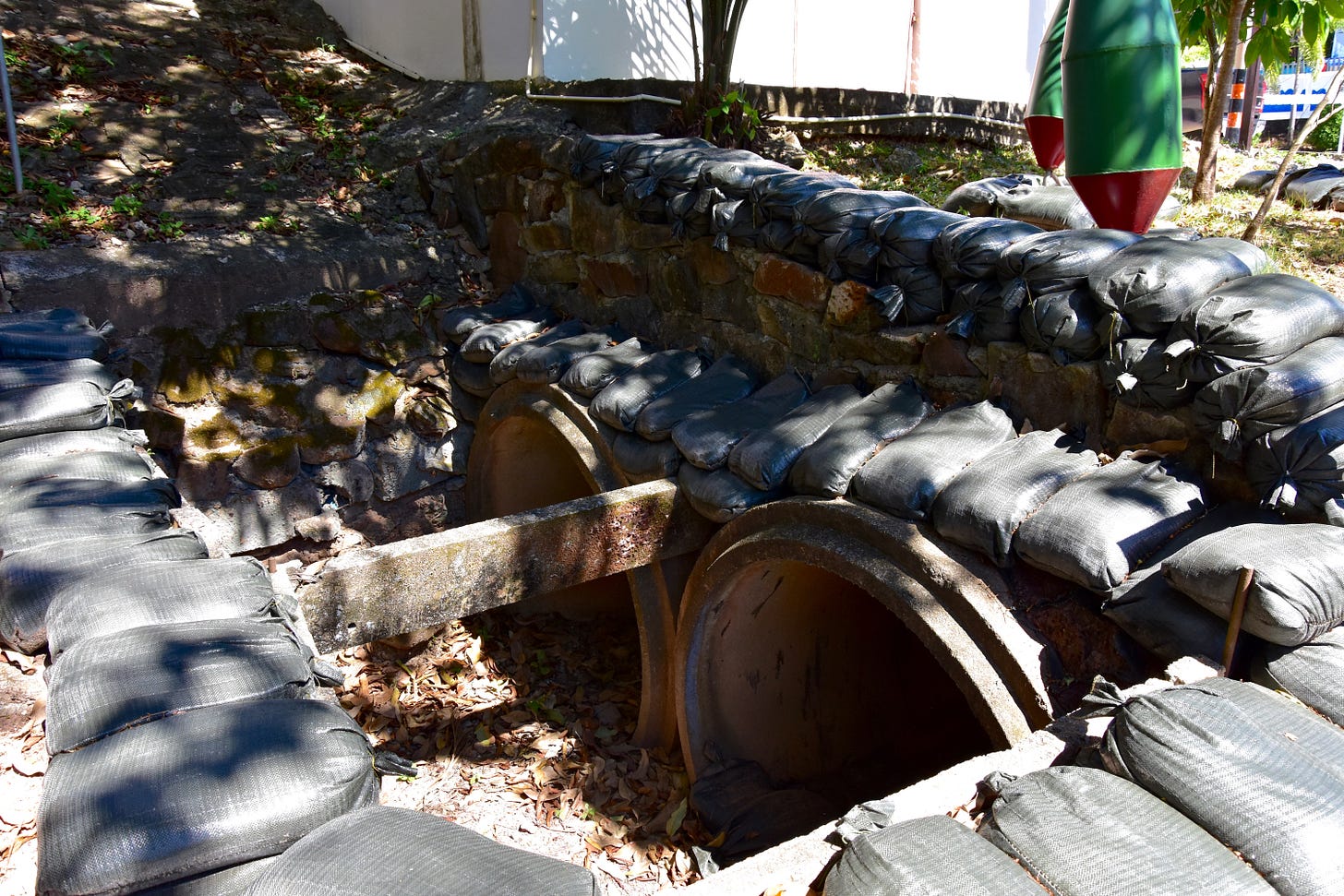 Trat: Meeting a landmine disposal team on a beach near Hat Lek