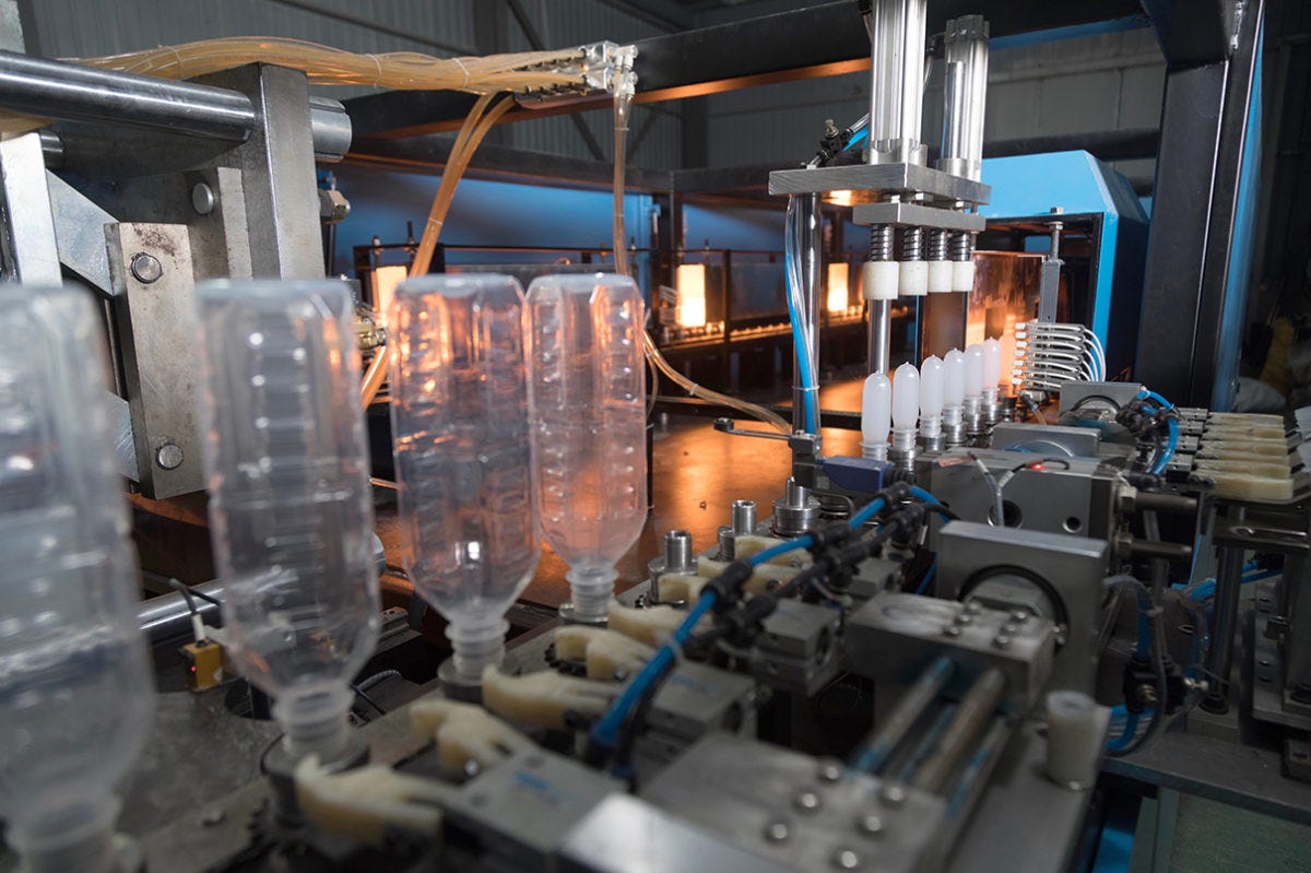 ¿Cómo se fabrican las botellas de agua?