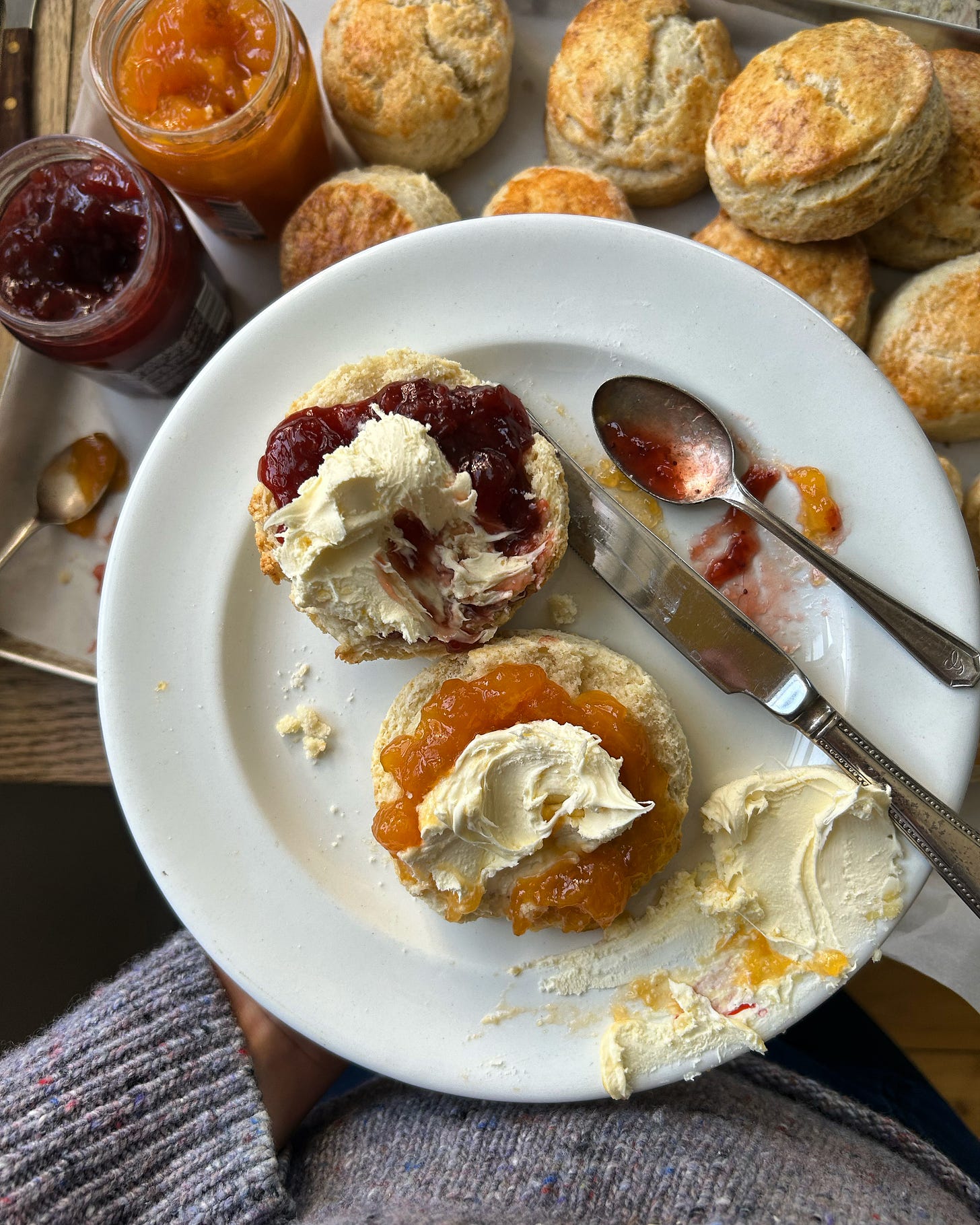 CLASSIC FAT SCONES AND A SAVOURY CHEESE, CHIVE AND BUTTERMILK SCONE