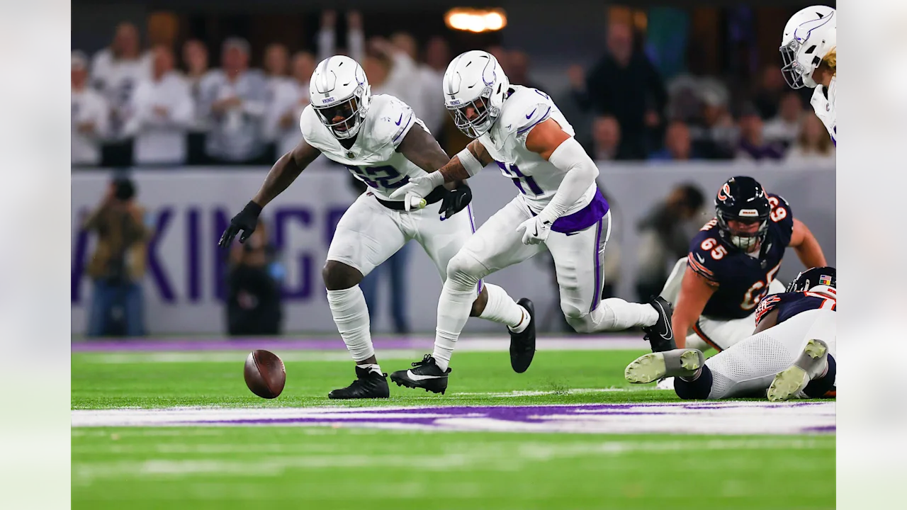 Defense lifts Vikings to NFC North tie in an 18-point win over the Bears