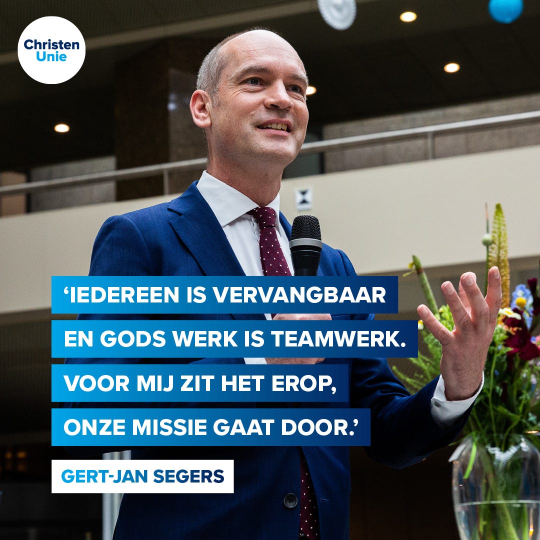 Mirjam Bikker draagt een gouden bikini