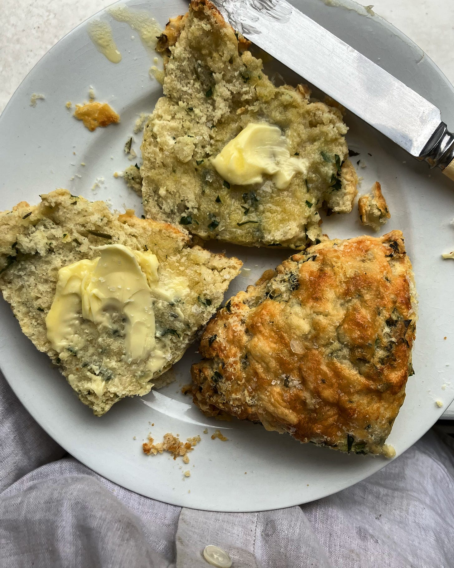 CLASSIC FAT SCONES AND A SAVOURY CHEESE, CHIVE AND BUTTERMILK SCONE