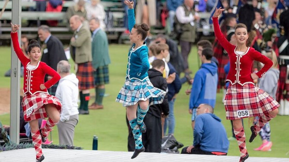 Showcasing Strength and Accuracy: The Flawless 12 Women's Caber Toss at ...