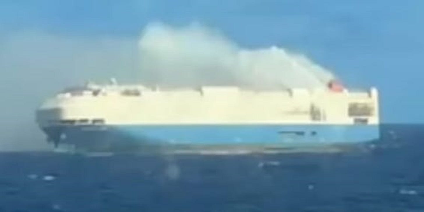 ΣΚΕΦΤΟΜΑΣΤΕ ΕΛΛΗΝΙΚΑ: Φωτιά σε Φορτηγό Πλοίο Γεμάτο με Porsche και VW ...