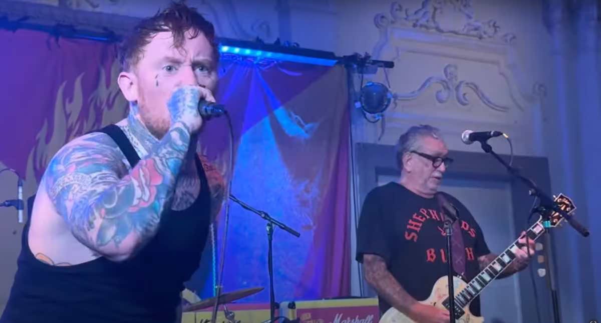 Δείτε τους Sex Pistols να παίζουν ζωντανά το «EMI» με τον Frank Carter ...