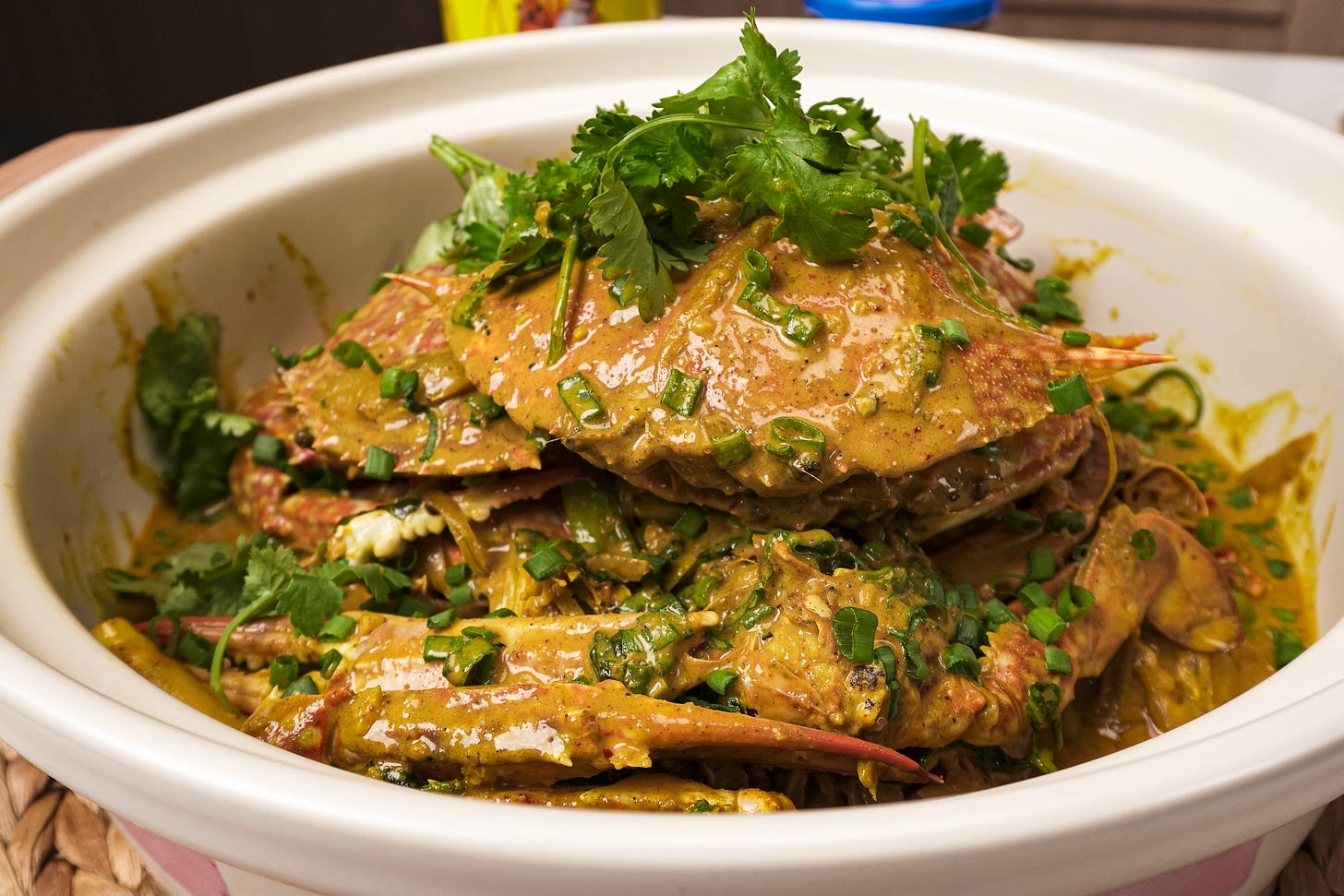 Poo Pad Pong Karee (ปูผัดผงกะหรี่): A deliciously spicy and rich Thai ...