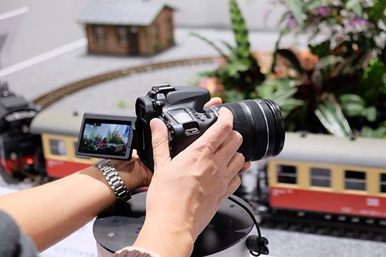 Tilt vs Articulating Camera Screens: Pros, Cons & Top Models