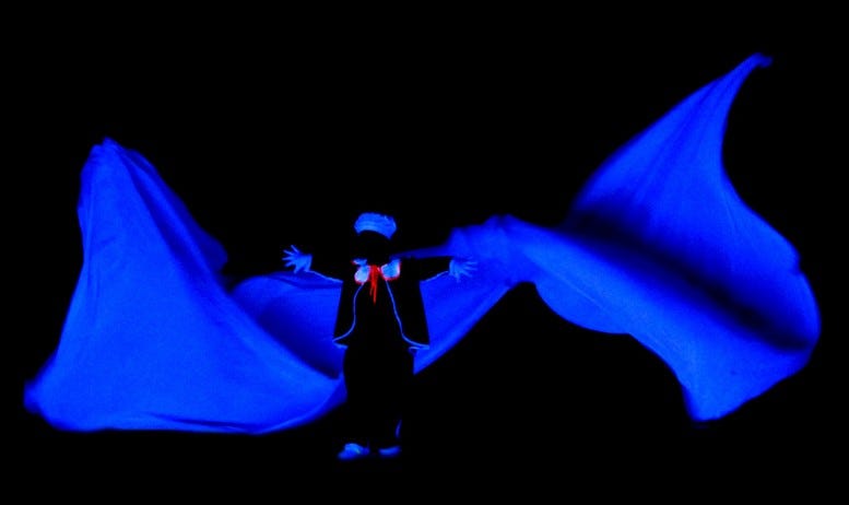 El Teatro Negro: Espectáculo Invisible Que Deslumbra al Mundo