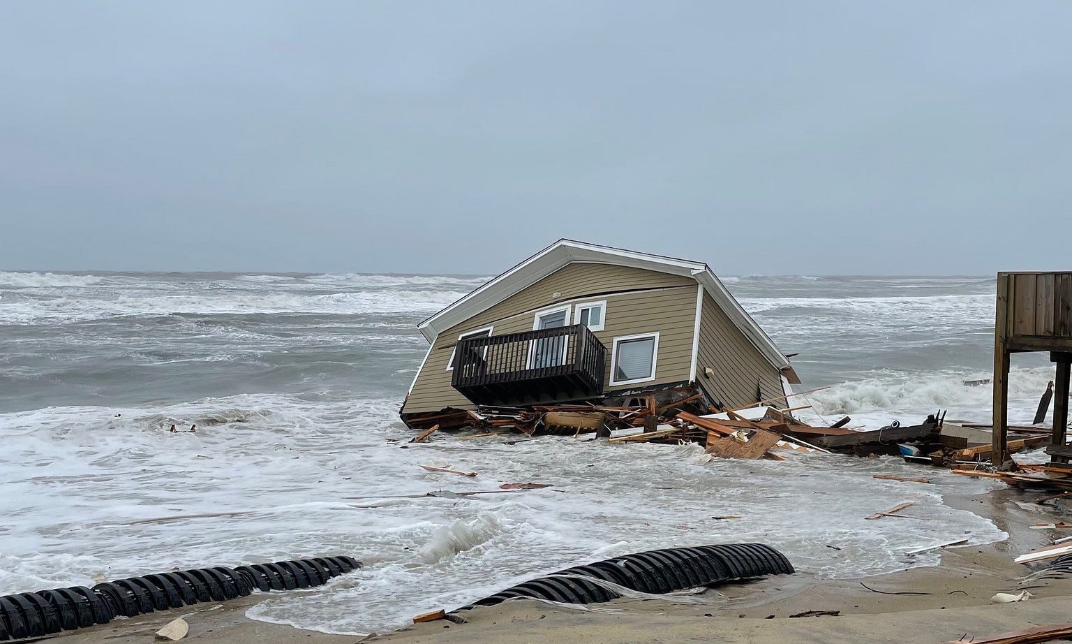 The story behind an Outer Banks house that collapsed into the ocean