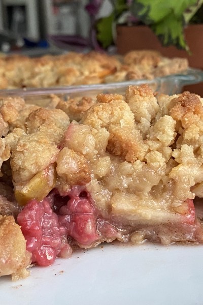 An Apple-Raspberry Crumb Pie for Springtime