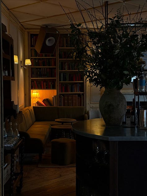 LONDON TRAVEL GUIDE - by Molly Kidd - Kiddred Spirits