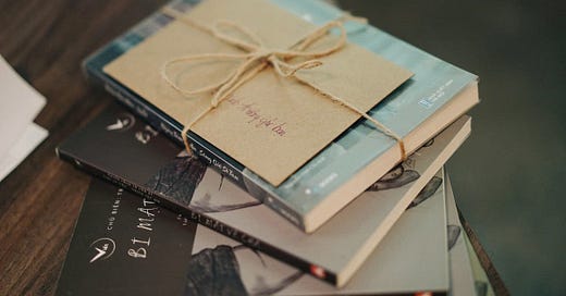 Sẻ nâu nhặt chữ | Hòa Lương | Substack